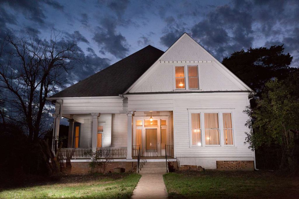 The beautiful 1925 Stanford House in Lorena, TX - The Old House Life