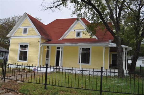 Texas is showing off today! Circa, 1895. $119,000! – The Old House Life
