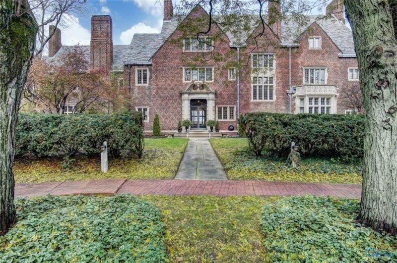 Just amazing! Those ceilings! Circa 1927. $895,000 – The Old House Life