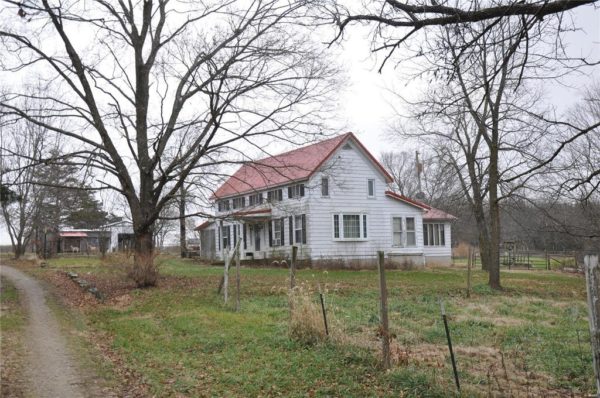 Big ol' farmhouse! 14 acres in Missouri! $163,000 - The Old House Life