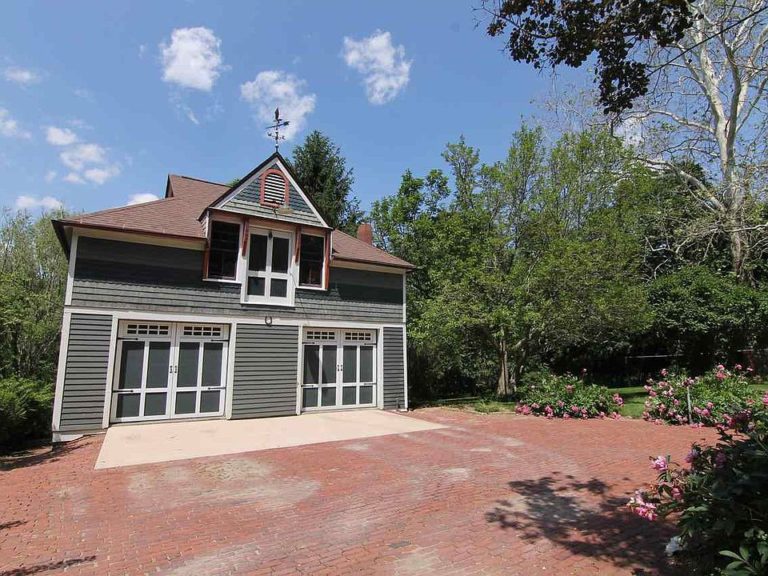 Over one acre in Iowa. Circa 1893. $595,000 – The Old House Life