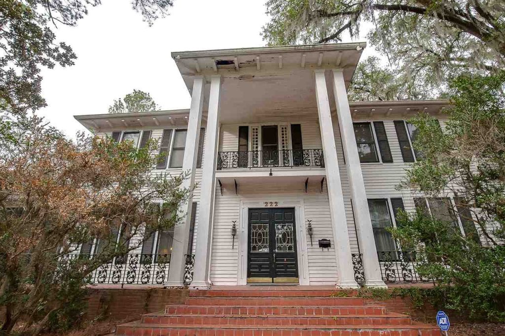 Beautiful interior! Circa 1840. On one acre in Florida. $350,000 – The ...