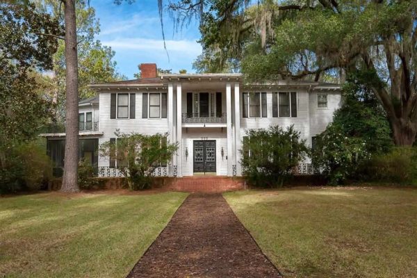 Beautiful interior! Circa 1840. On one acre in Florida. $350,000 – The ...