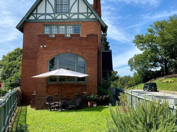 Has an elevator! Architect Neel Reid designed home. Circa 1911 in ...