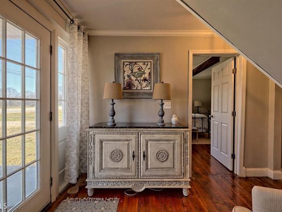 Has a guest house! Pretty interior! Circa 1902. Over one acre in ...