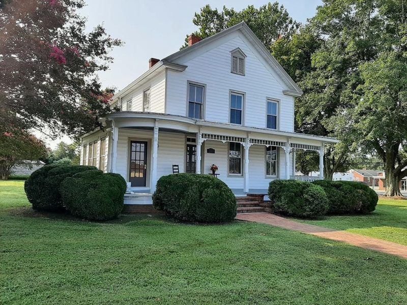 “Lively Manor”, Circa 1902. On one acre in Virginia. $257,000 – The Old ...