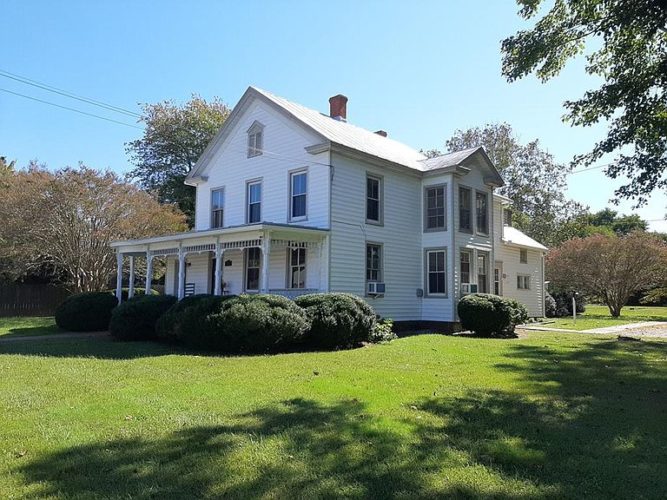“Lively Manor”, Circa 1902. On one acre in Virginia. $257,000 – The Old ...