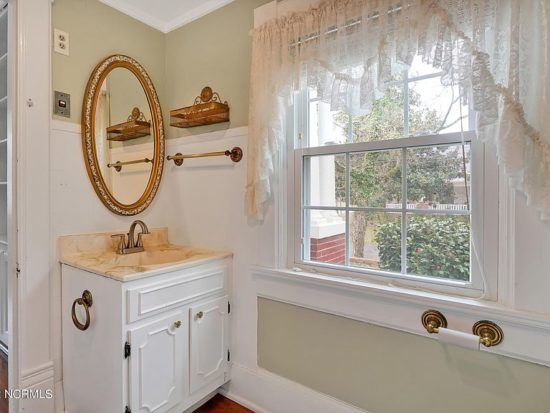 Love the windows in this house! Circa 1920. On 1/2 acre in North ...