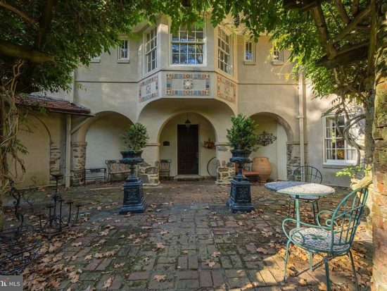 Love this house and property! The Butterfly House, Circa 1912. One acre ...
