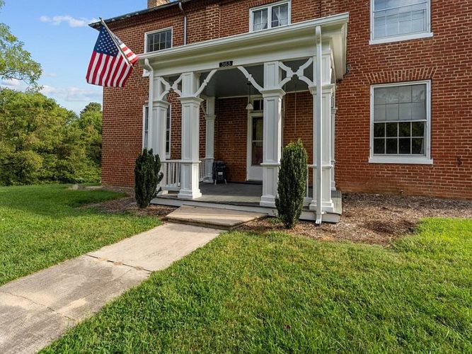“Hundley Hall”, Circa 1820. On 26 acres in Virginia with an old general ...