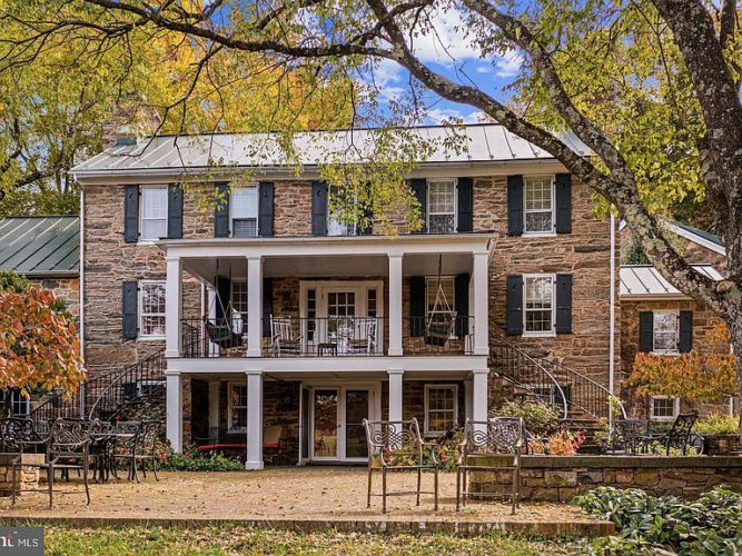 Battle Run Hall, Circa 1747. On 20 acres in Virginia. Love the art ...
