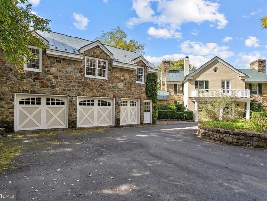 Battle Run Hall, Circa 1747. On 20 acres in Virginia. Love the art ...