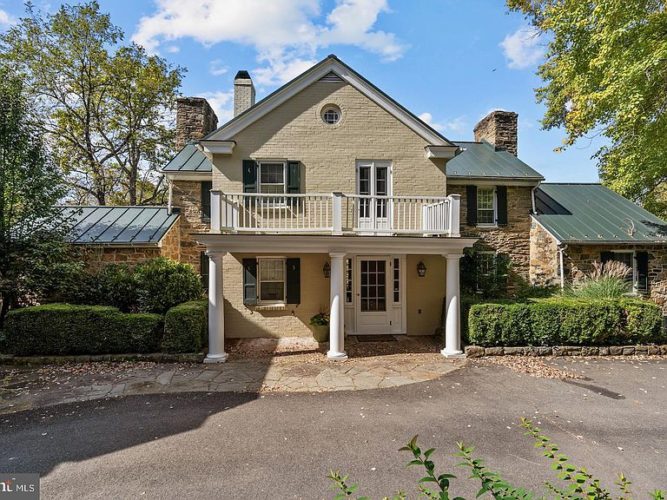 Battle Run Hall, Circa 1747. On 20 acres in Virginia. Love the art ...