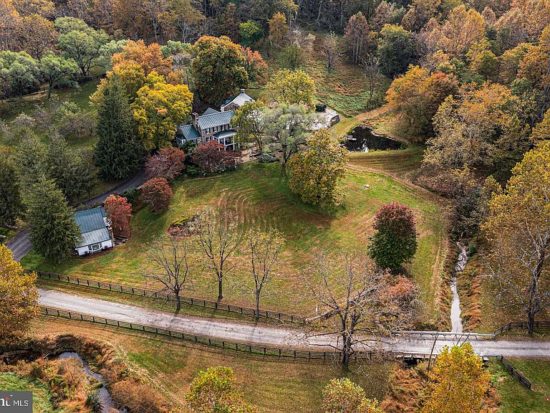 Battle Run Hall, Circa 1747. On 20 acres in Virginia. Love the art ...
