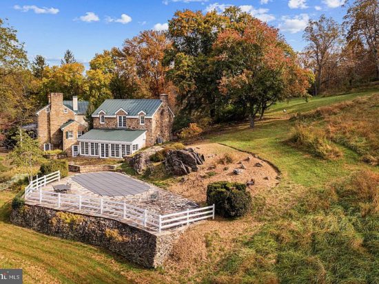 Battle Run Hall, Circa 1747. On 20 acres in Virginia. Love the art ...