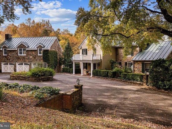 Battle Run Hall, Circa 1747. On 20 acres in Virginia. Love the art ...
