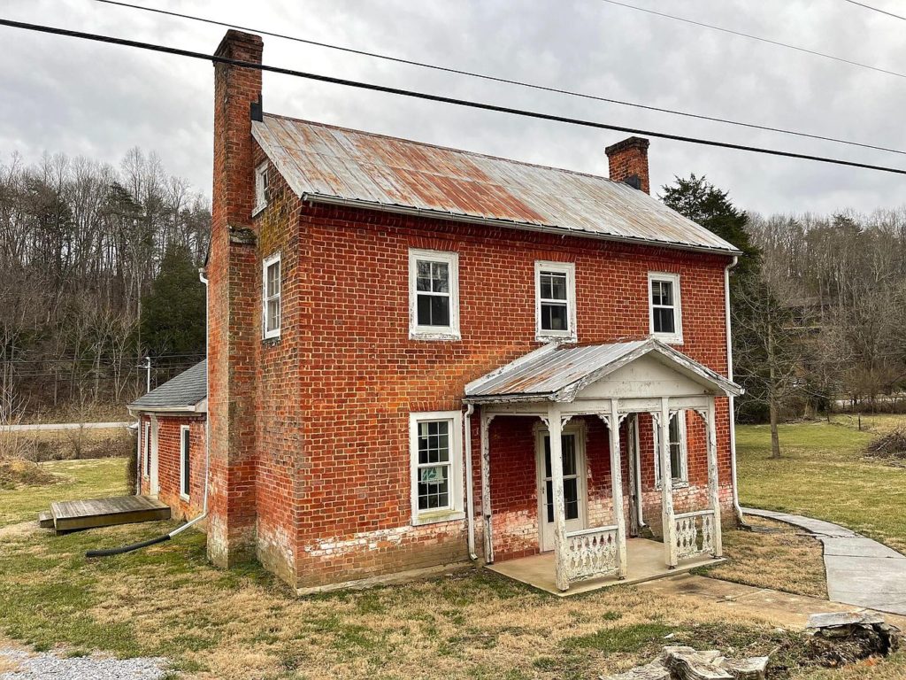 Built in 1820! On four acres in Virginia. $175,000 – The Old House Life