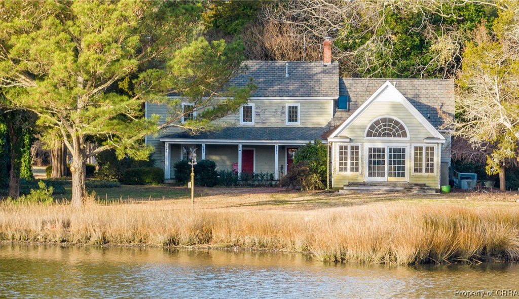 Waterfront in Virginia. Built in 1850! $300,000 – The Old House Life