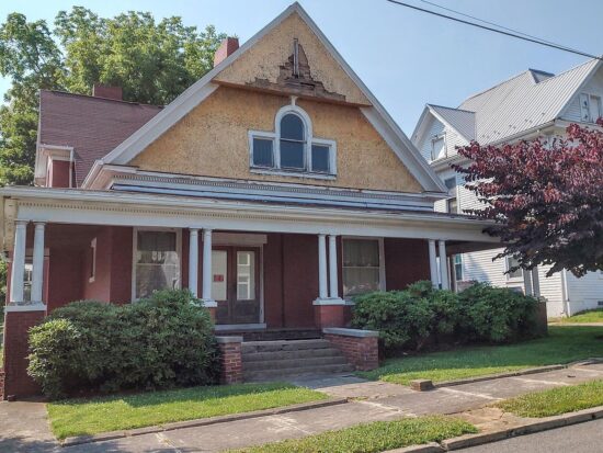 Wow! Look inside! Circa 1906 in Virginia. $125,000 – The Old House Life