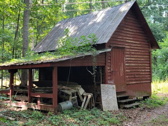 Multiple outbuildings! Circa 1930. On 2 1/2 acres in Virginia. $149,900 ...
