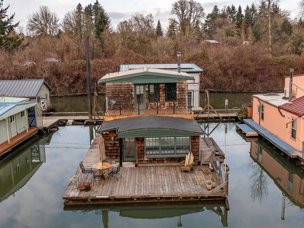 Floating home in Oregon! Circa 1920. $399,000 – The Old House Life