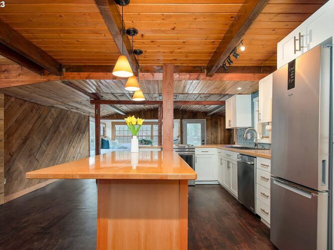 Floating home in Oregon! Circa 1920. $399,000 – The Old House Life