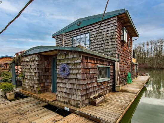 Floating home in Oregon! Circa 1920. $399,000 – The Old House Life