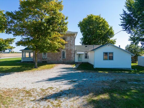Mauzy Family Farm, Circa 1850. Almost two acres in Indiana. Huge barn! $260,000 – The Old House Life
