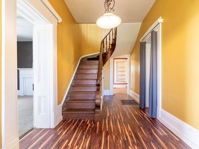 Mauzy Family Farm, Circa 1850. Almost two acres in Indiana. Huge barn! $260,000 – The Old House Life