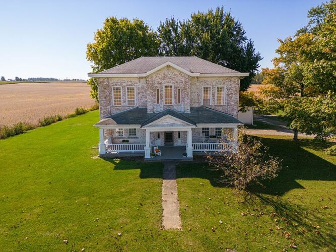 Mauzy Family Farm, Circa 1850. Almost two acres in Indiana. Huge barn! $260,000 – The Old House Life