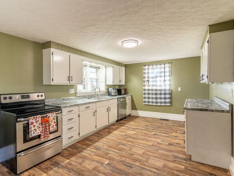 Mauzy Family Farm, Circa 1850. Almost two acres in Indiana. Huge barn! $260,000 – The Old House Life