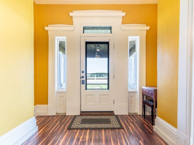 Mauzy Family Farm, Circa 1850. Almost two acres in Indiana. Huge barn! $260,000 – The Old House Life