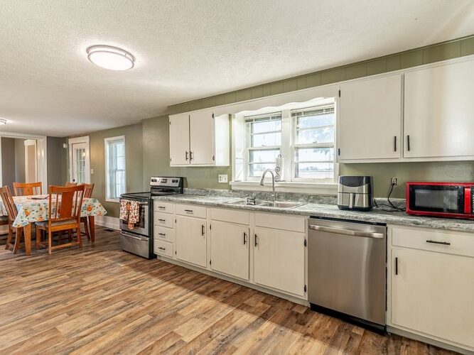 Mauzy Family Farm, Circa 1850. Almost two acres in Indiana. Huge barn! $260,000 – The Old House Life