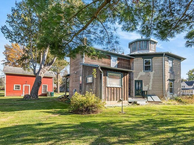 Such a unique house! Jacob Woodruff House, Circa 1850 in Wisconsin ...