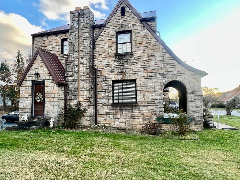 Nice home! Circa 1940 in West Virginia. $295,000 – The Old House Life