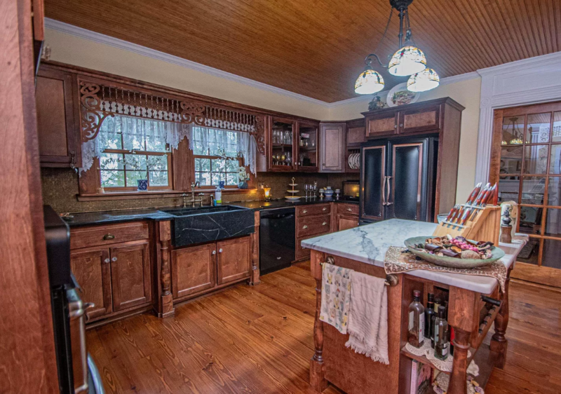 The details! So pretty! That kitchen stove! Circa 1875 in Georgia ...