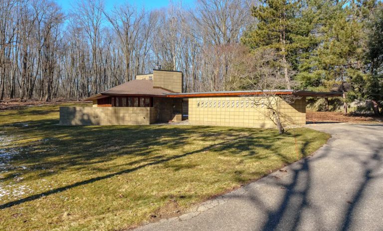 Frank Lloyd Wright designed McCartney House. Original furniture and ...