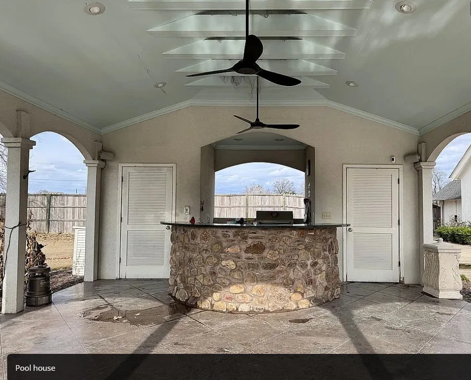 Look inside! That closet is amazing! Two acres in Mississippi. $325,000 ...