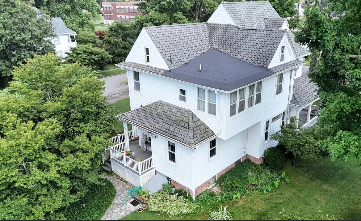 Has a pool! Circa 1900 in Illinois. $285,000 – The Old House Life