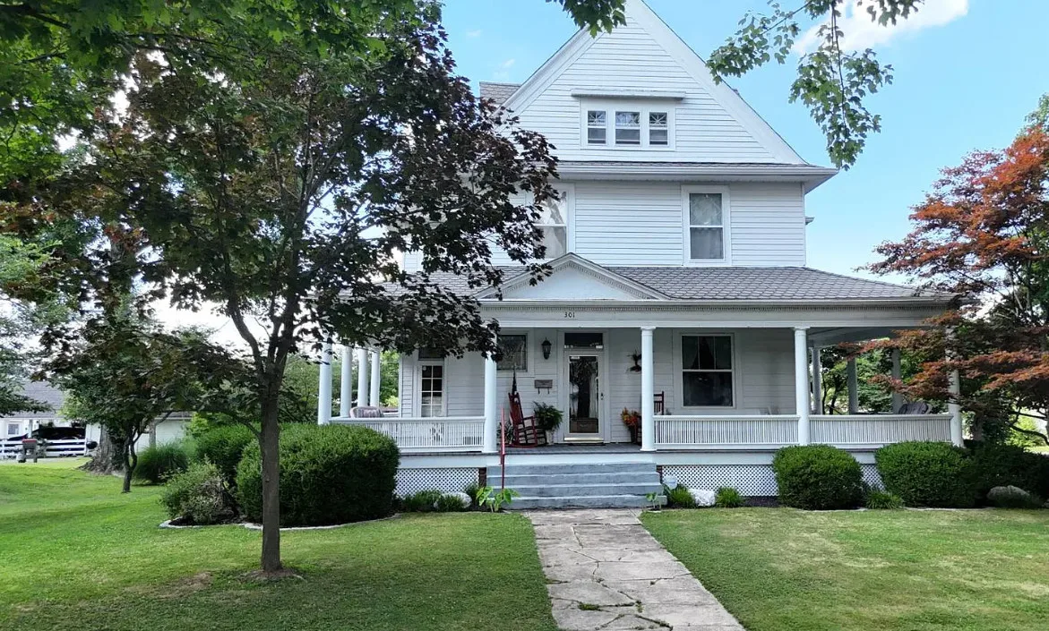 Has a pool! Circa 1900 in Illinois. $285,000 – The Old House Life