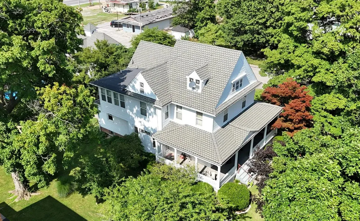 Has a pool! Circa 1900 in Illinois. $285,000 – The Old House Life