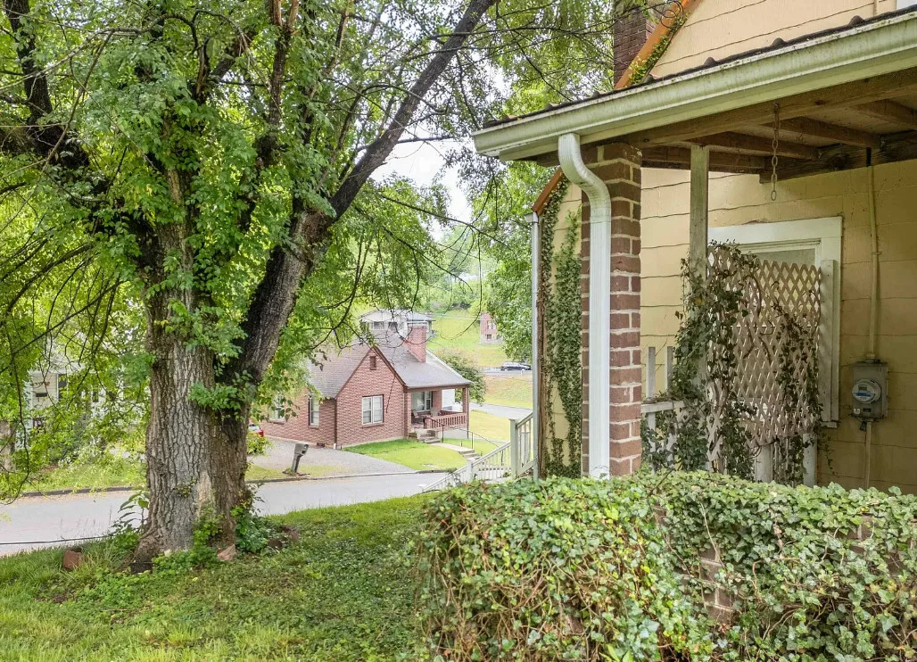 $50,000! Fixer Upper Alert in Virginia! Look at the tub! – The Old ...